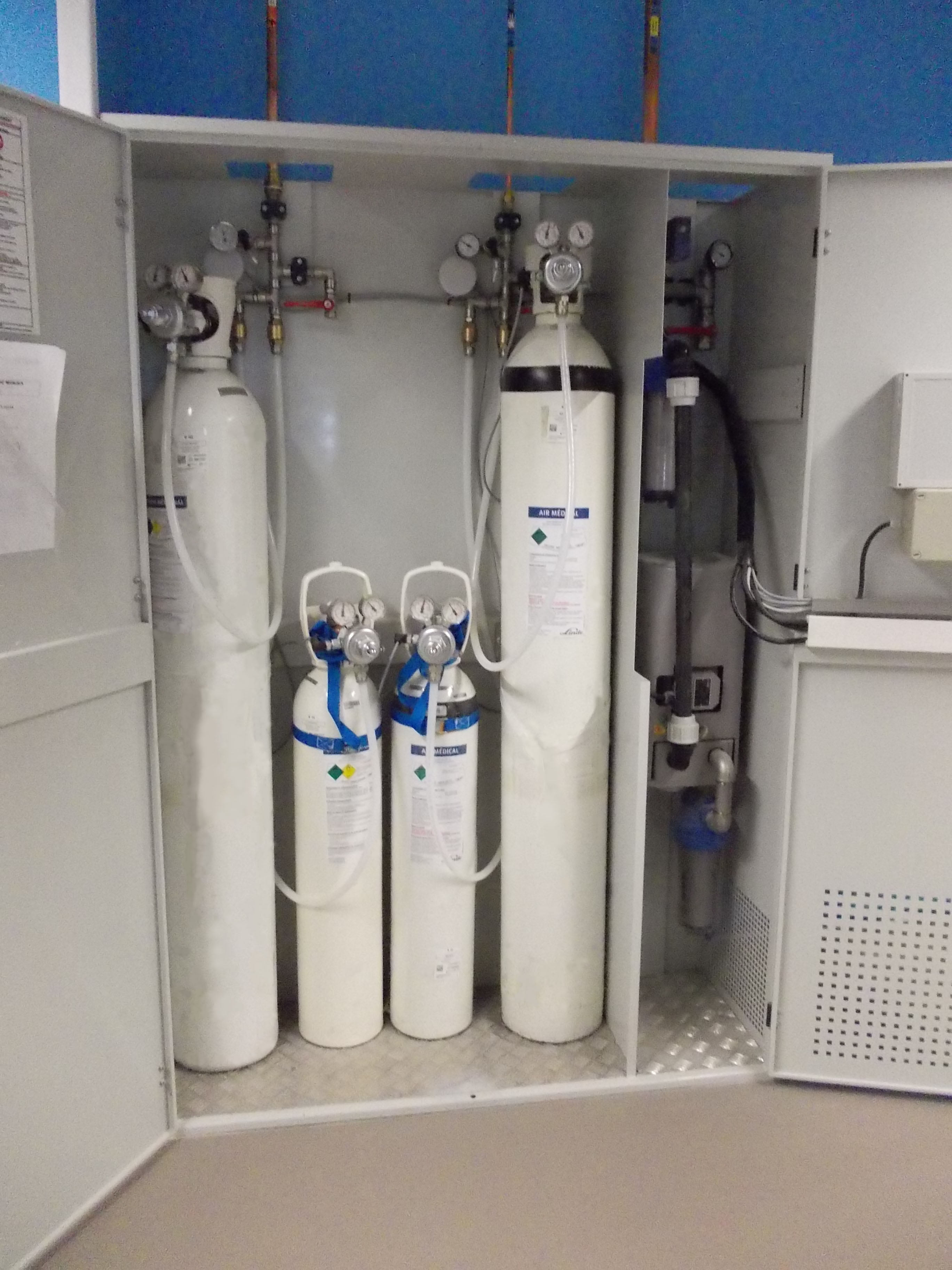 Fixed or portable medical gas back-up systems